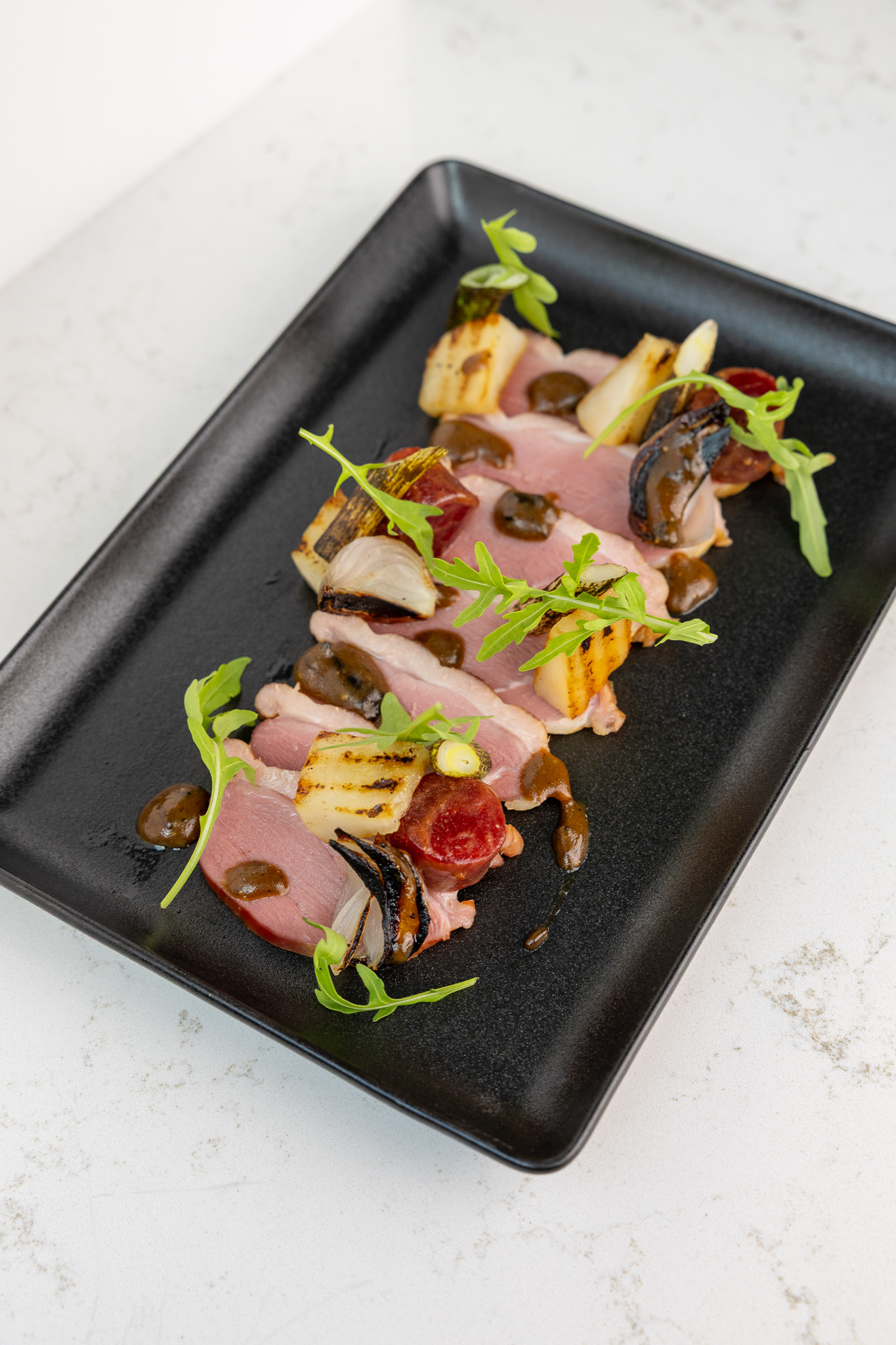 Salade met gerookte eend, rode biet en zwarte knoflookdressing - OTTAVI